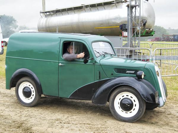 Vintage car testing review opens - Premium